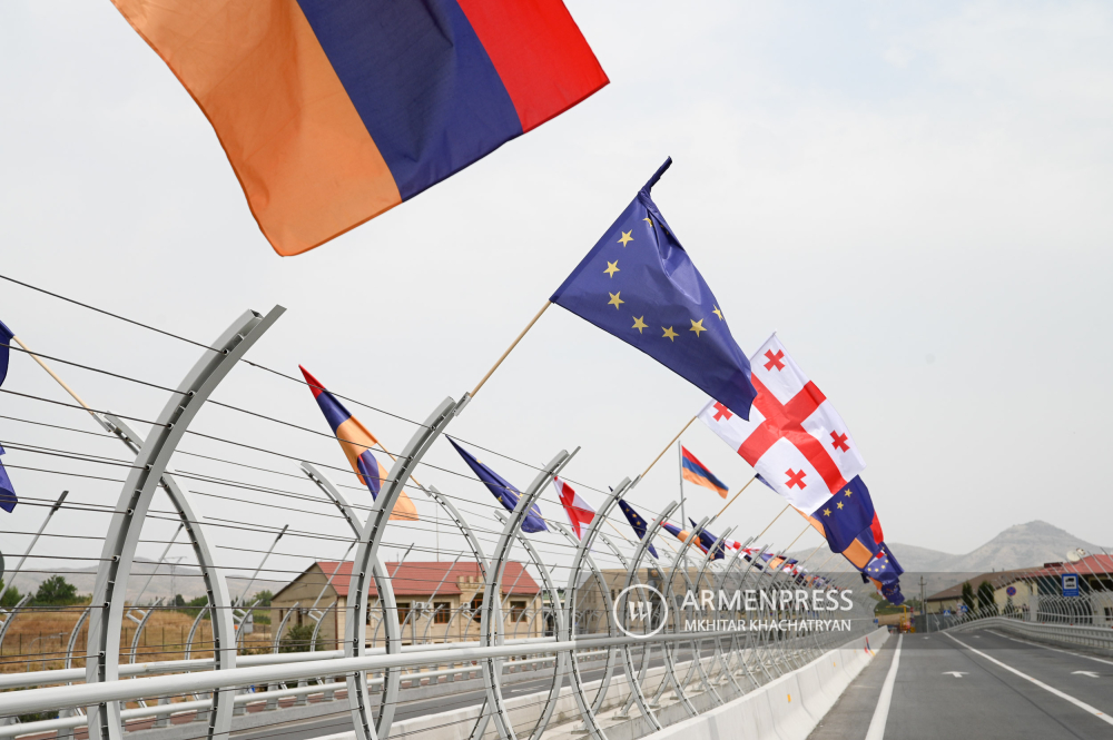 Armenian, Georgian PMs inaugurate new border bridge : r/armenia
