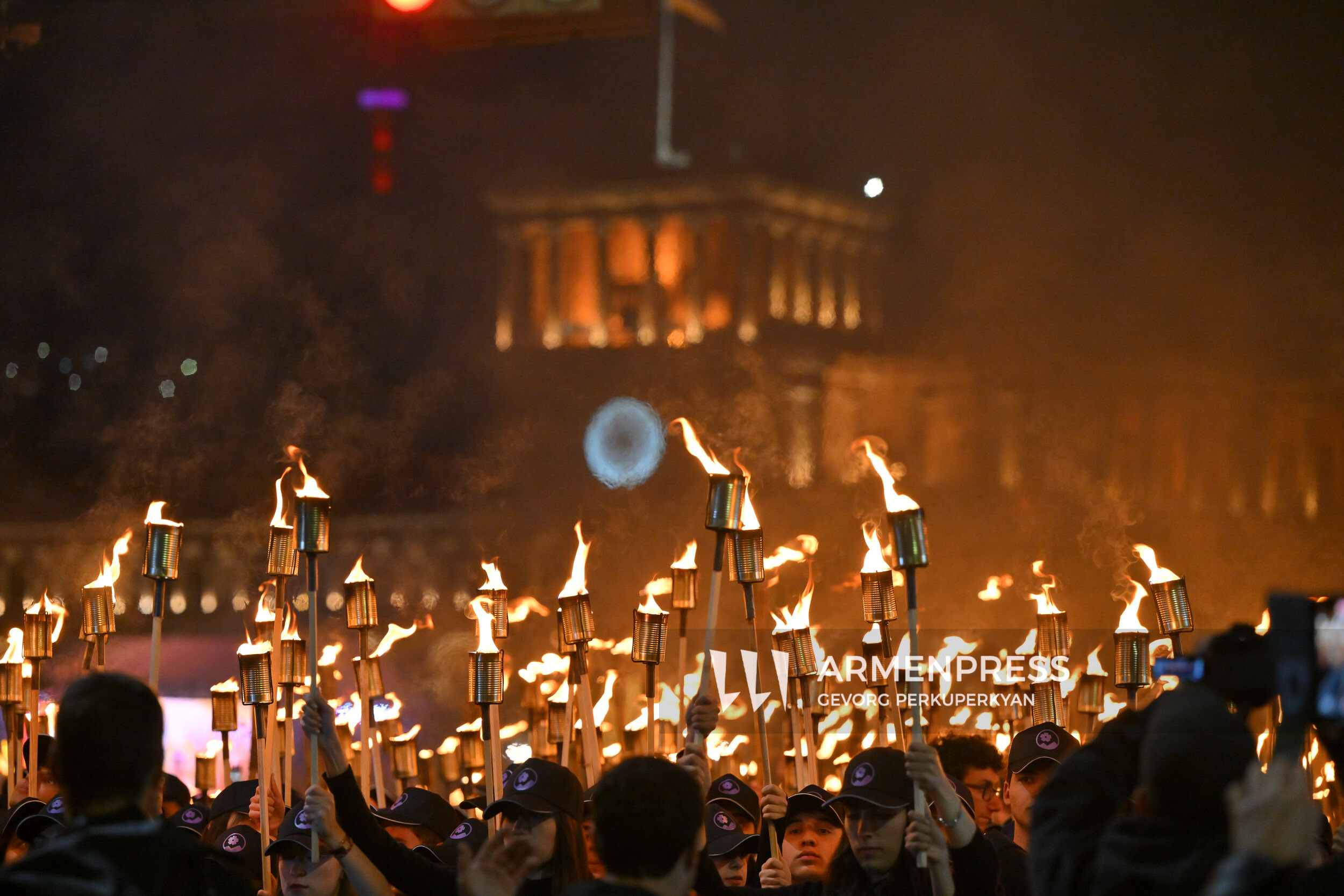 Traditional torchlight procession to Tsitsernakaberd held in Yerevan ...