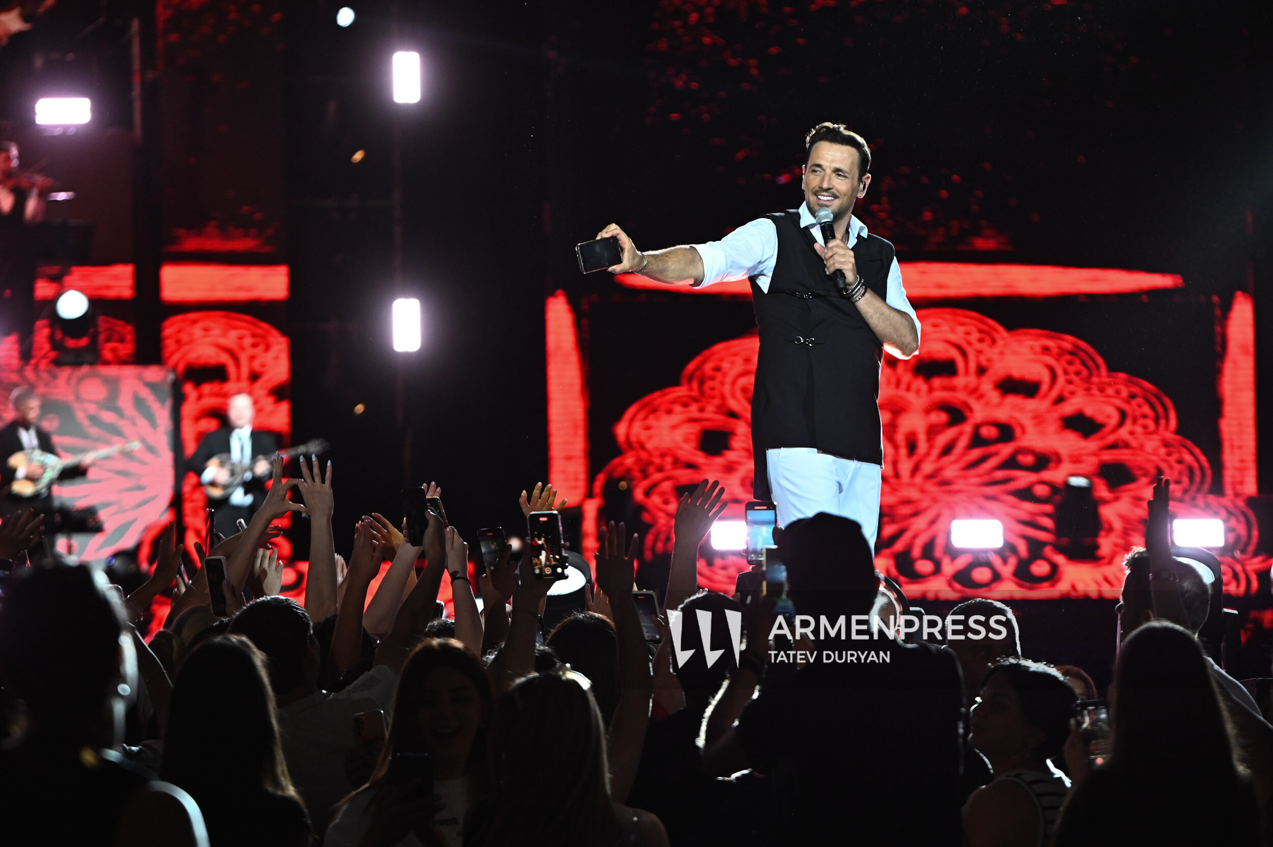 Greek singer Nikos Vertis performs in Yerevan - ARMENPRESS Armenian ...
