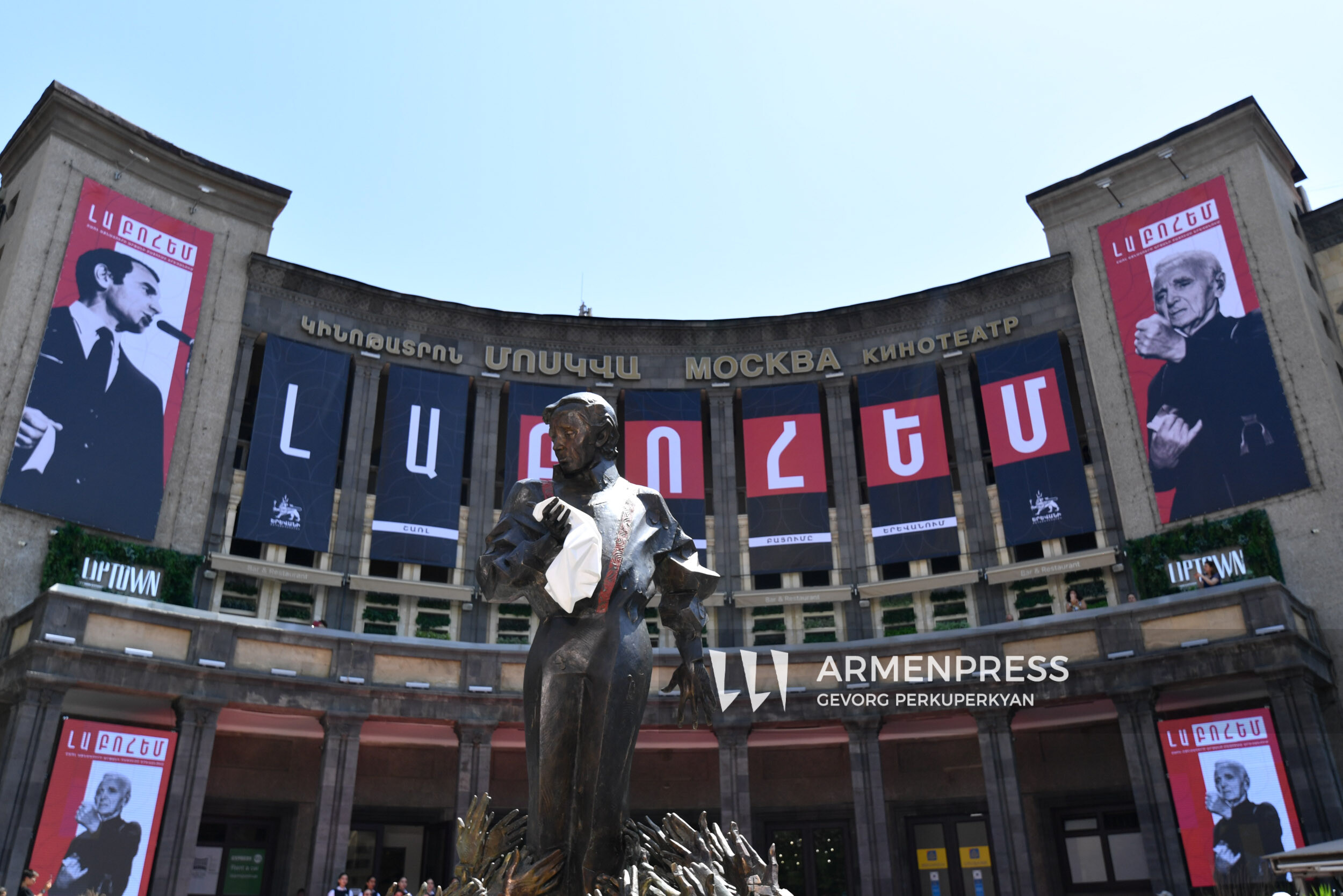 Statue of world-famous chansonnier Charles Aznavour unveiled in Yerevan ...