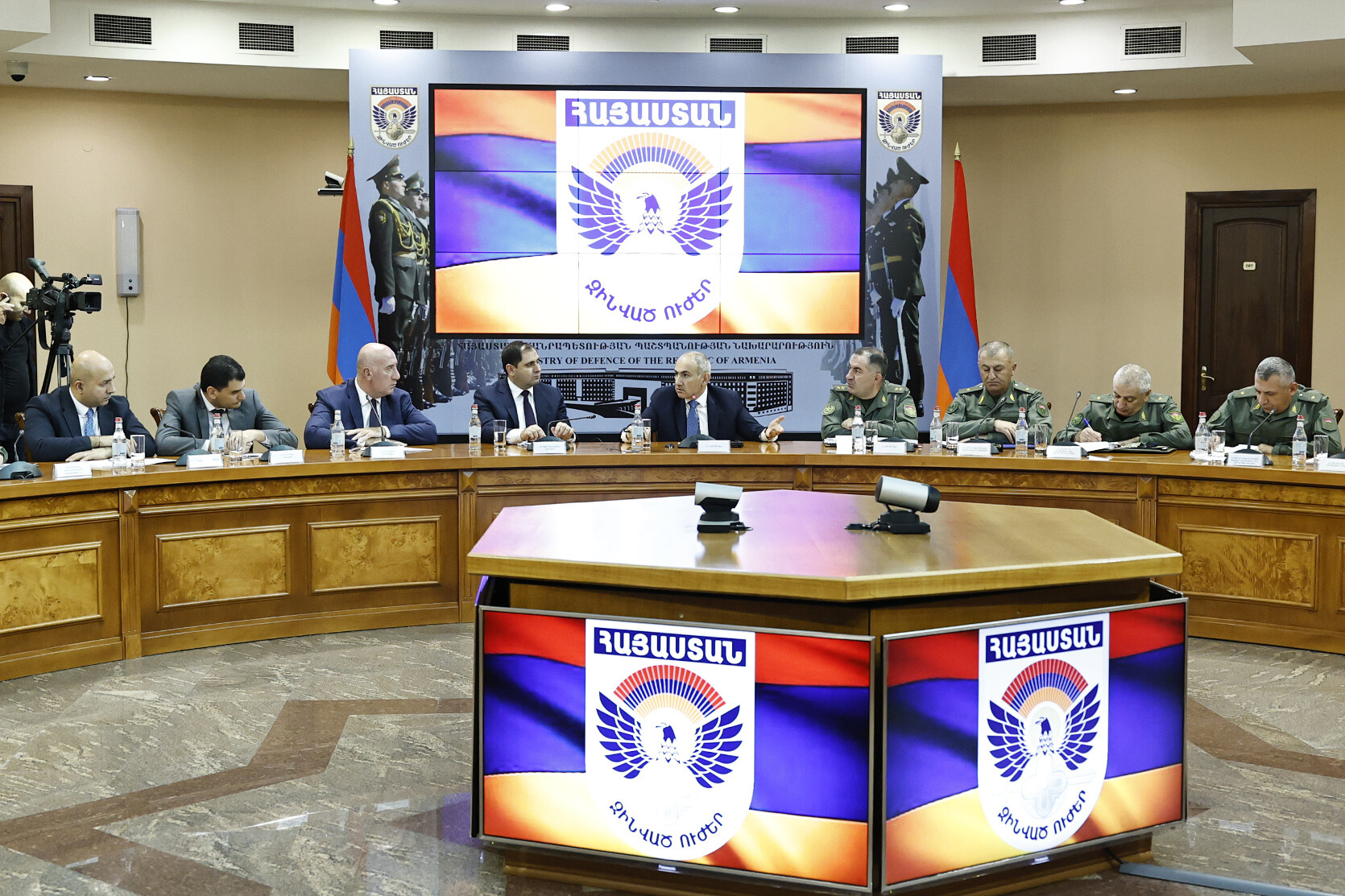 Pashinyan meets with top military officials - ARMENPRESS Armenian News ...